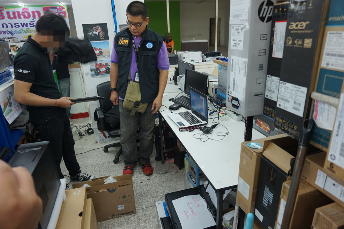 บก ปอศ บุกจับร้านจำหน่ายซอฟต์แวร์เถื่อนภายในห้างดังอุบลฯ