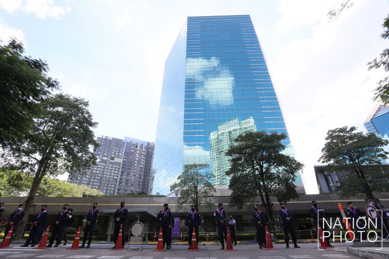 เปิดภาพ "ม็อบคณะราษฎร" หน้า SCB Park ธ.ไทยพาณิชย์สำนักงานใหญ่