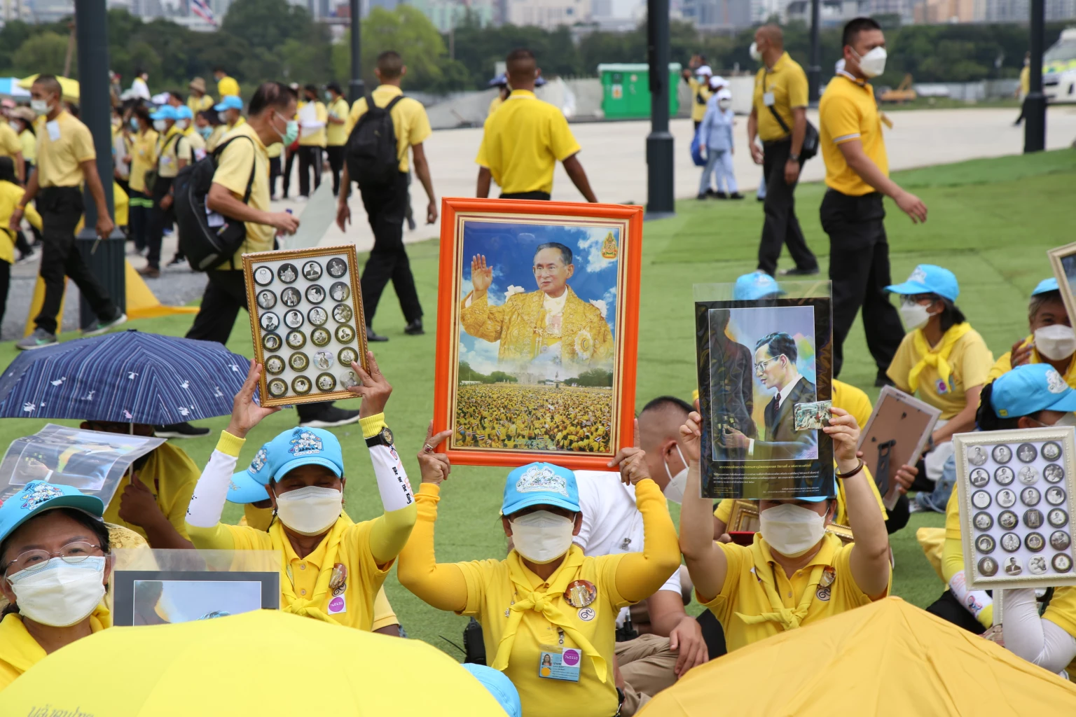 ประมวลภาพ ประชาชนเฝ้าฯรับเสด็จ ในหลวง พระราชินี ทรงเปิดพระบรมราชานุสาว