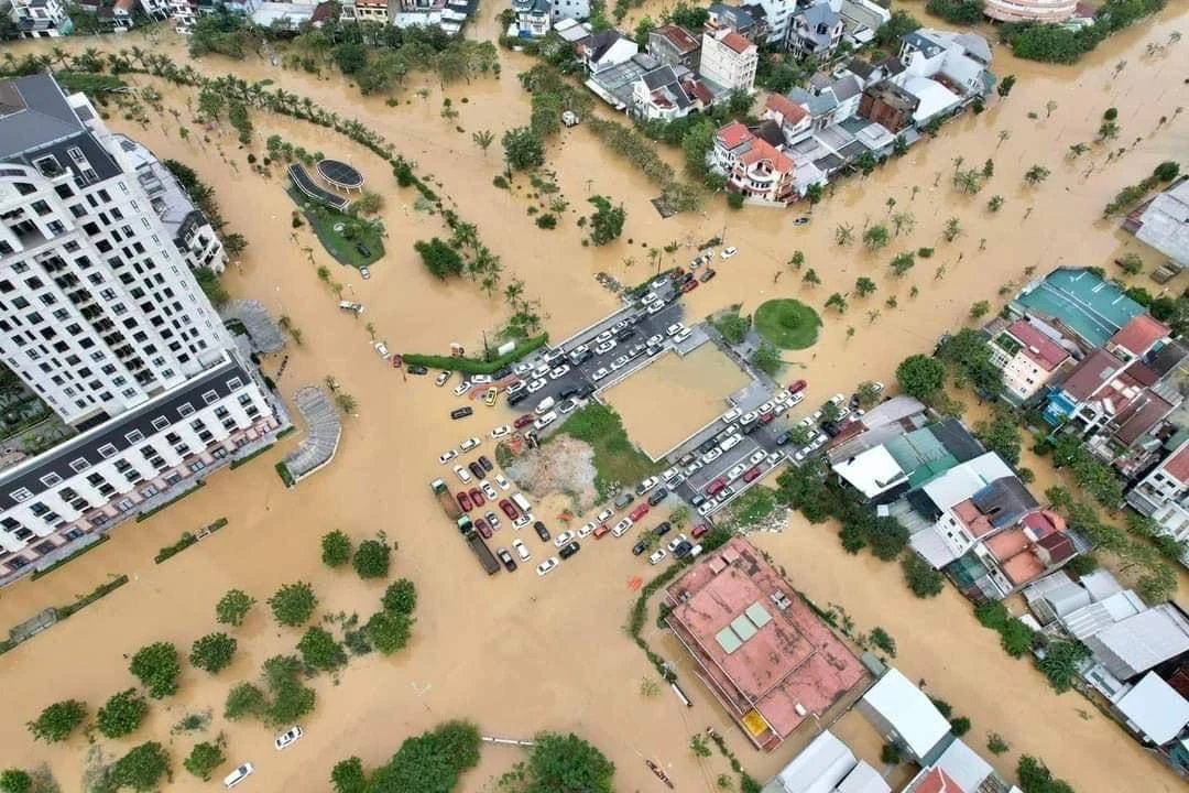 Phuket floods Heavy rain, the worst in 50 years, 9 main roads can not ...