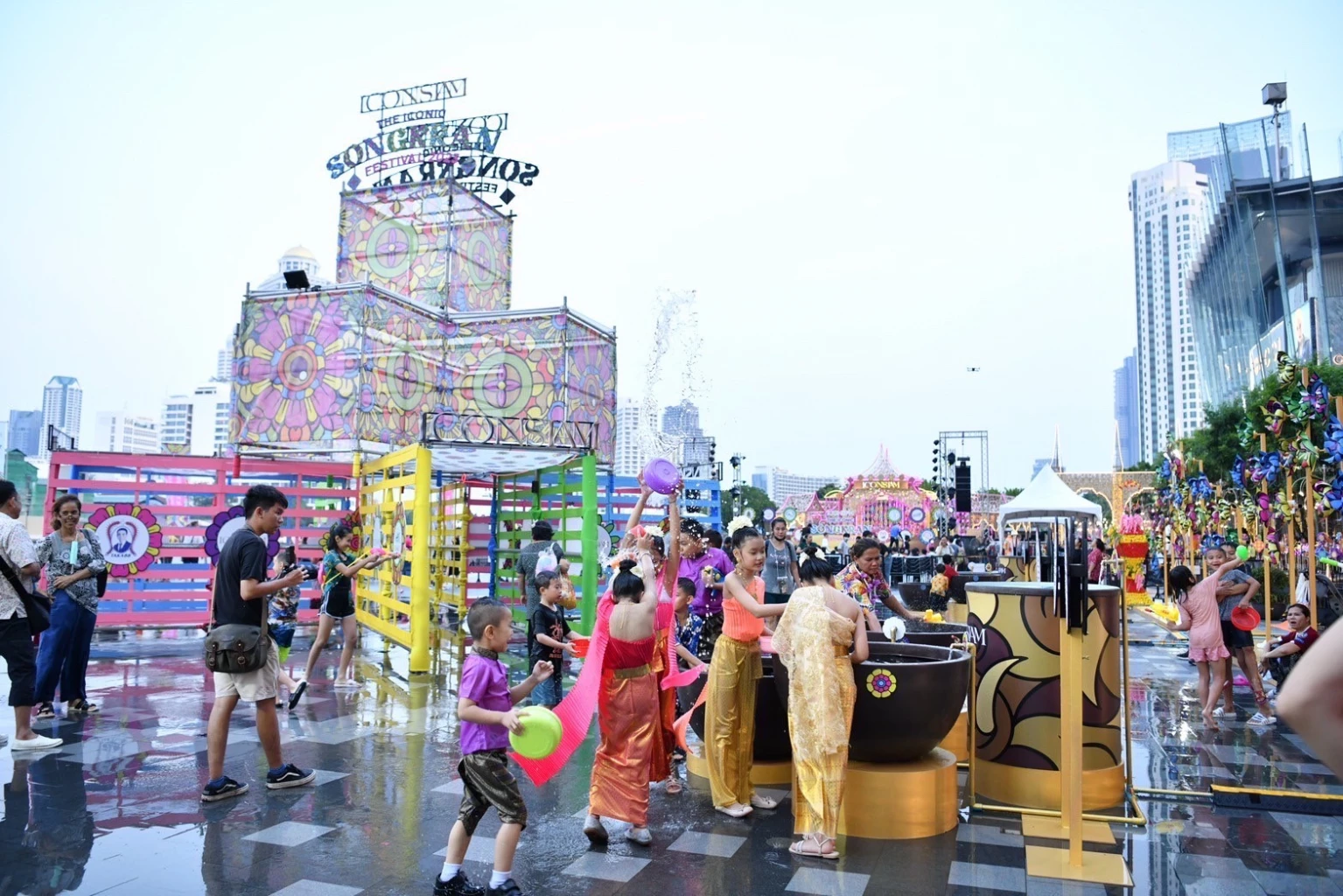 เริ่มแล้ว เทศกาลสงกรานต์ “ไอคอนสยาม” นักท่องเที่ยวทะลัก