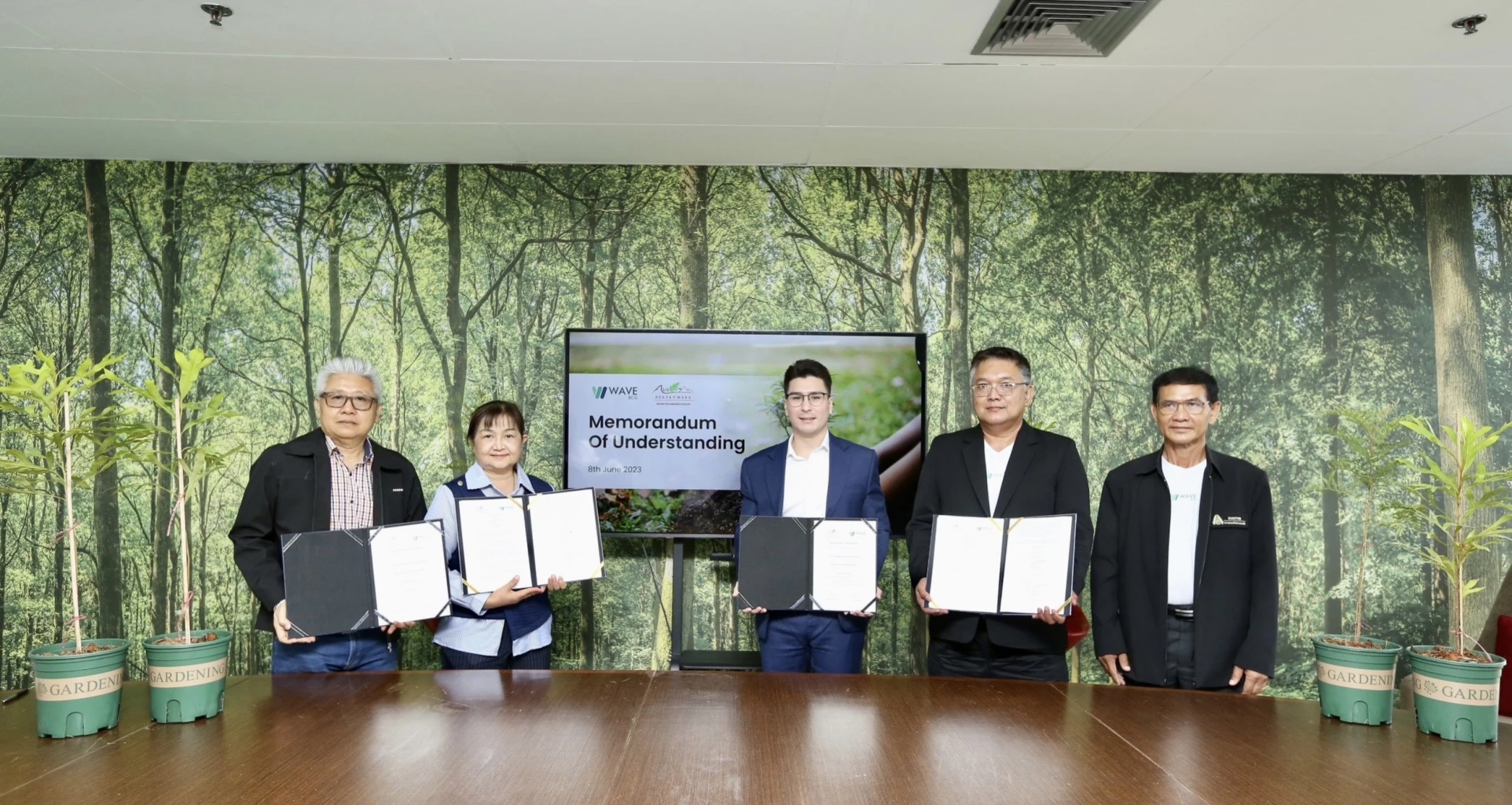 "WAVE BCG" จับมือ "เอวา ฟาร์ม 888" ปลูกป่าสร้างคาร์บอนเครดิต