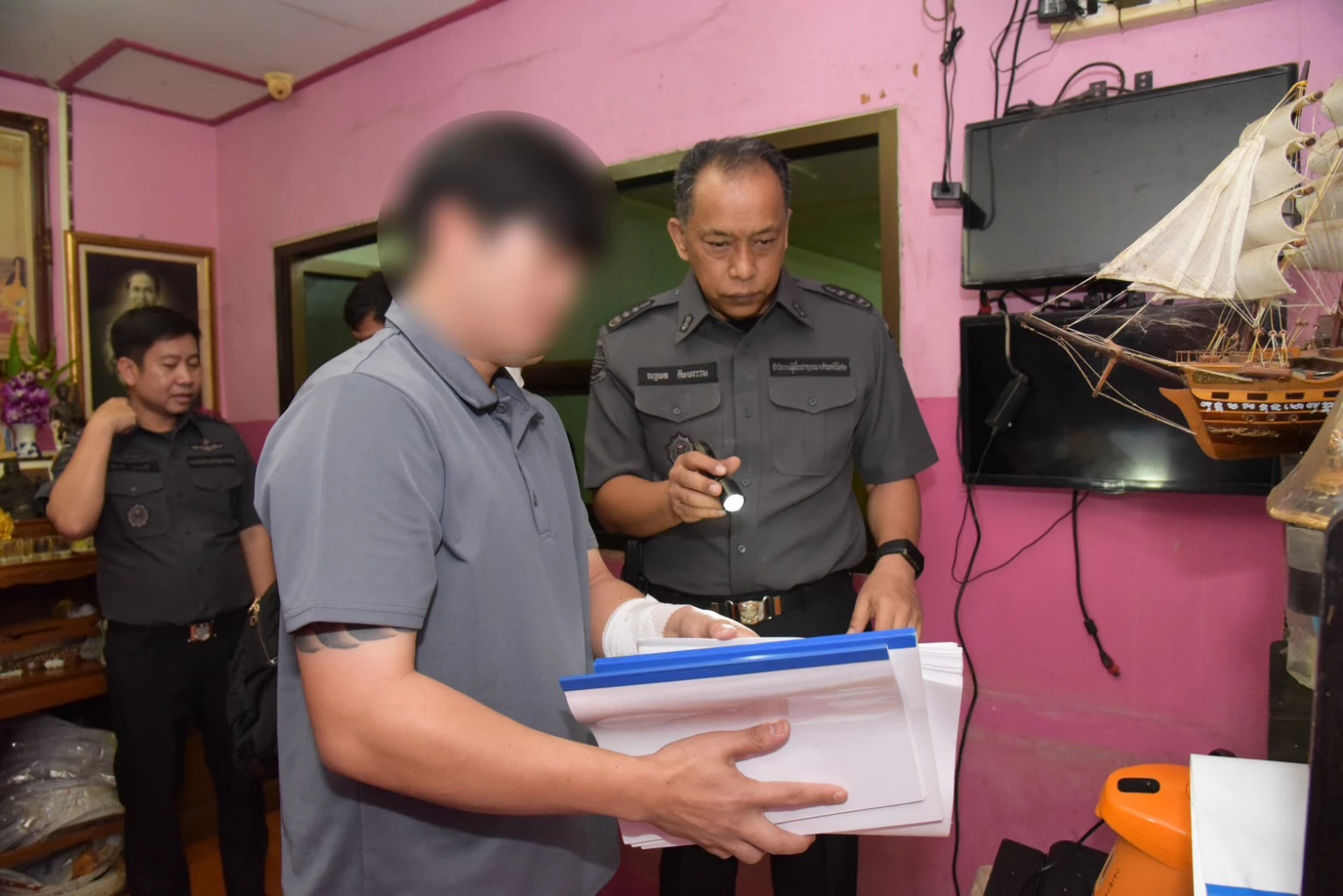 DSI ค้น 3 จุดนครปฐม "เอี่ยวหมูเถื่อน" โยงโอน 200 ล้านให้เจ้าของห้องเย็น